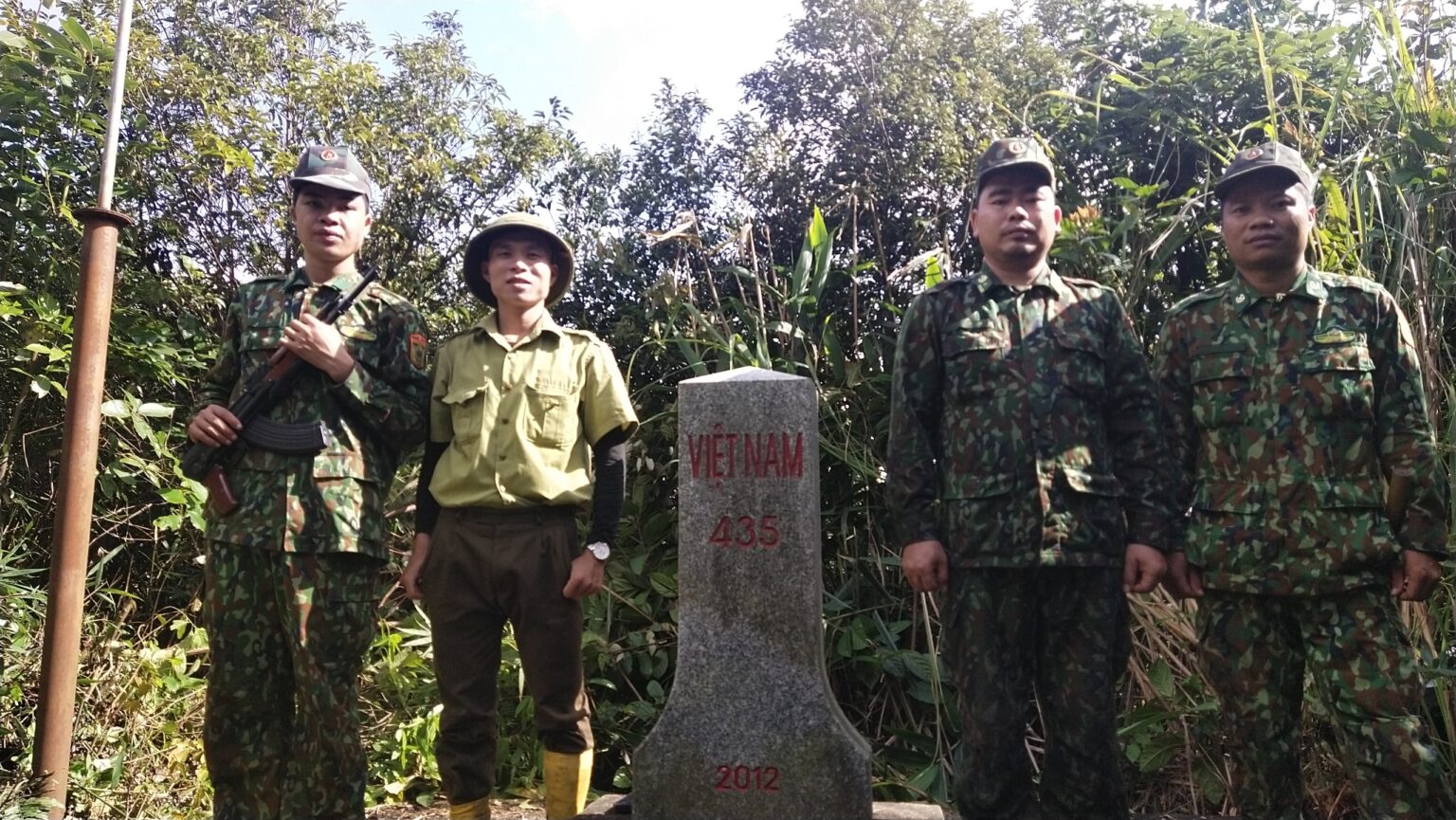 A patrol to the Vietnam-Laos Border Pillars with Border Guards - SVW ...